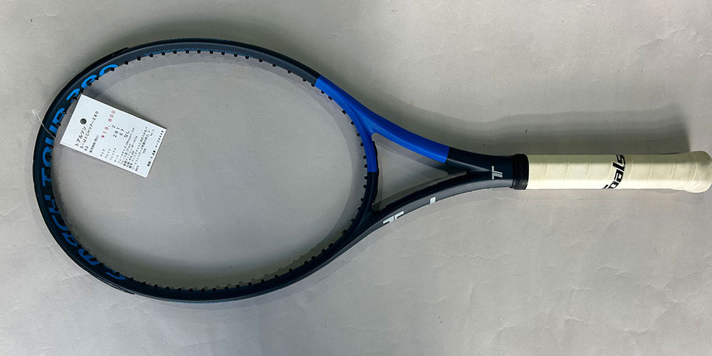 テニスラケットに求められるパワーとコントロール性能の両立。S-MACH TOUR Ver.3.0はプレイヤーの一挙手一投足に繊細に応え、対戦相手のパワーに負けずに打ち返すことができる確かなエンジニアリングに基づいた、技術革新とアイデアに満ち...