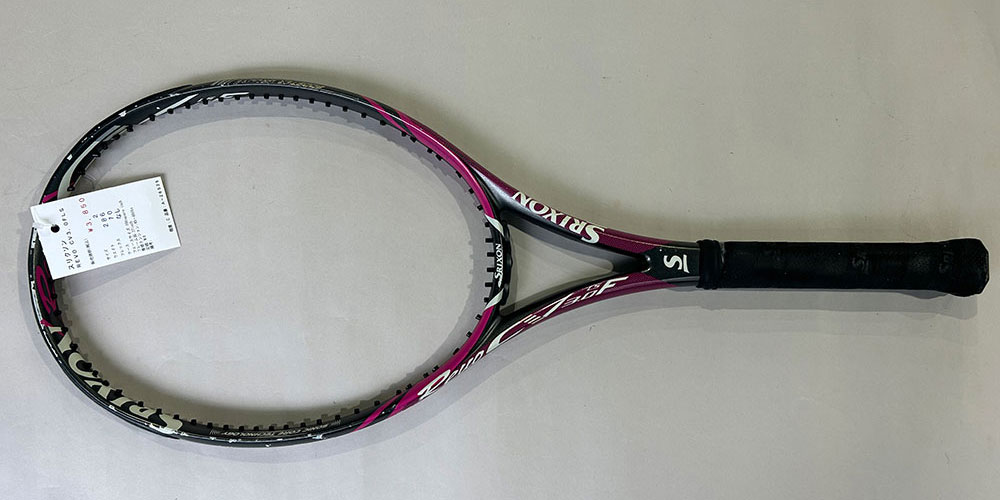 　【商品名】 REVO　CV3．0FLS【メーカー】 スリクソン【フェイスサイズ】 100平方インチ【フレーム長】 27インチ【推奨テンション】 45〜60lbs【グリップサイズ】 2【重量（実測値）】 286g【フレックス（実測値）】 7...