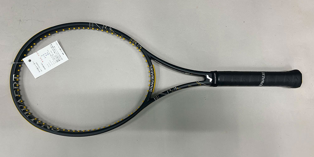 RA値59という類を見ない柔らかさで手のひらでボールを扱う感覚を極限まで高めながらスノワート独自のフレーム製法により面の安定性、スピン性を発揮する競技志向BOXフレームモデル。【商品名】 HI-TEN98R【メーカー】 その他メーカー【フェ...