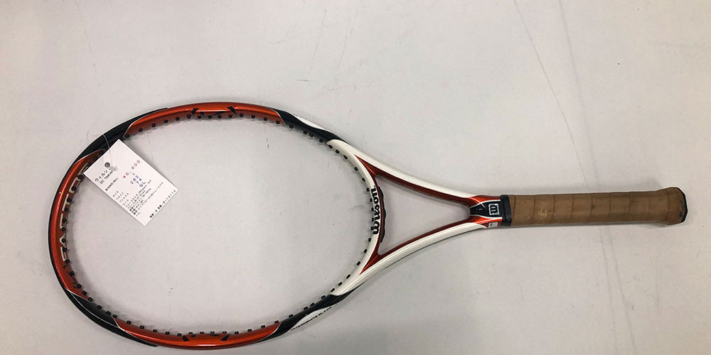 トップヘビーの105フェースラケット。【商品名】 【K】TOUR105【メーカー】 ウィルソン【フェイスサイズ】 105平方インチ【フレーム長】 27.25インチ【推奨テンション】 50〜60lbs【定価】 31,500円【グリップサイズ】...