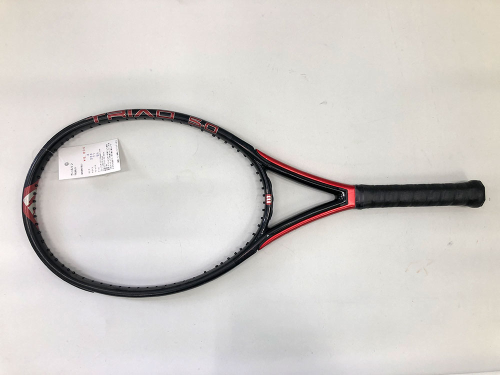 テニスエルボー対策として設計されたラケットで快適さとパワーを両立させた設計で、特に腕に優しいです。【商品名】 TRIAD5.0【メーカー】 ウィルソン【フェイスサイズ】 110平方インチ【フレーム長】 27.5インチ【推奨テンション】 53...