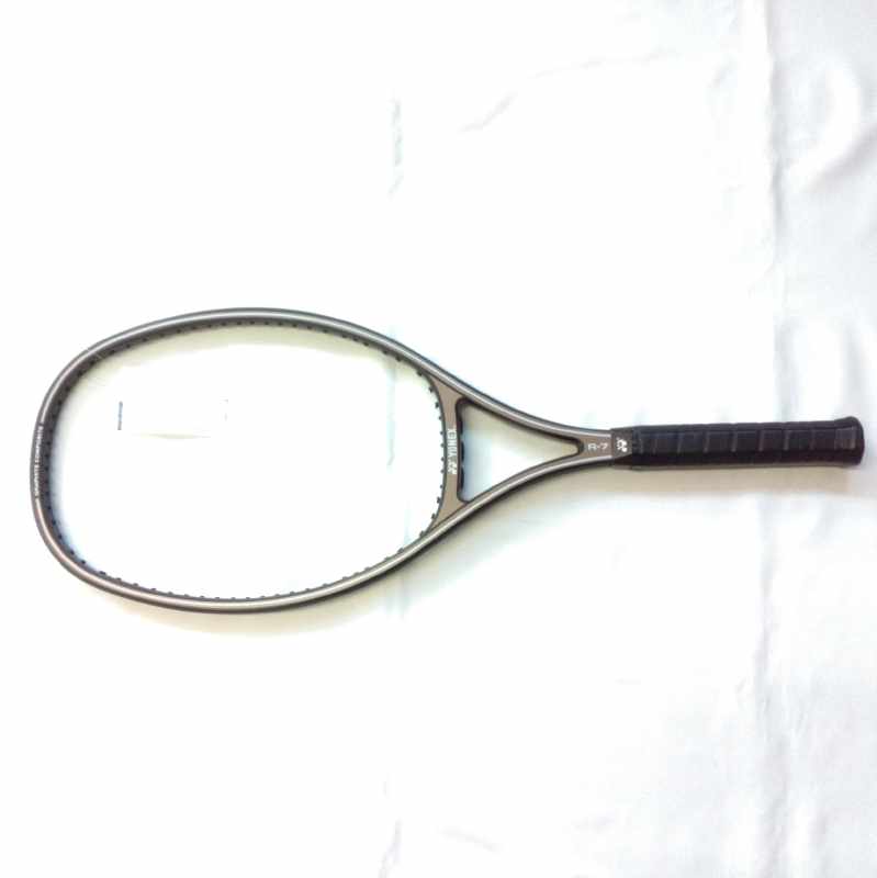 【商品名】 R－7【メーカー】 ヨネックス【フェイスサイズ】 99平方インチ【フレーム長】 27インチ【推奨テンション】 60〜65lbs【定価】 24,000円【グリップサイズ】 2【重量（実測値）】 311g【フレックス（実測値）】 5...