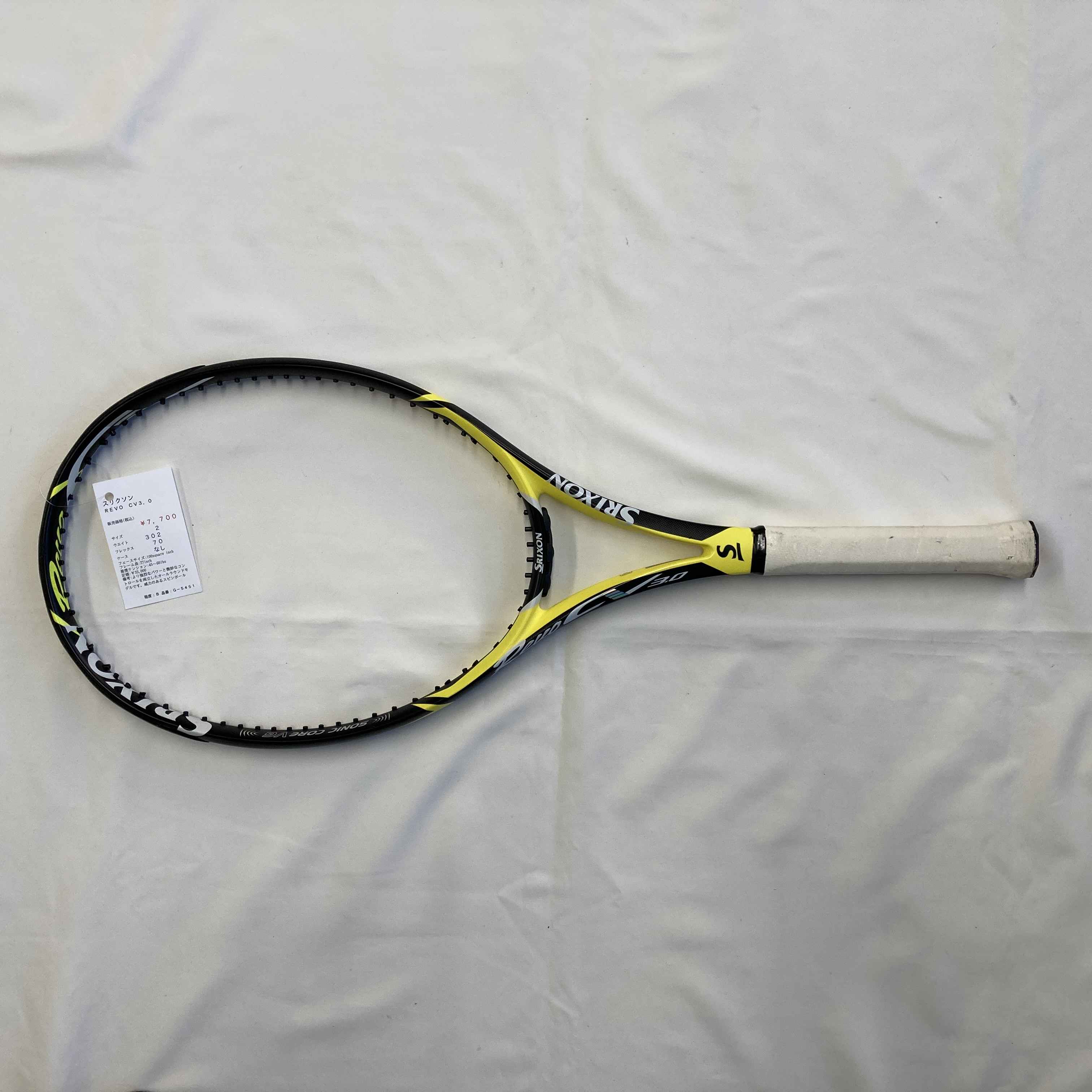 より強烈なパワーと微妙なコントロールを両立したオールラウンドモデルです。威力のあるスピンボールを深く自在に打ち込みたいプレーヤーに100平方インチ・フェイスのパワーラケットの優れた飛びをソニックコアでさらに強化しました。 定評のある喰いつき...