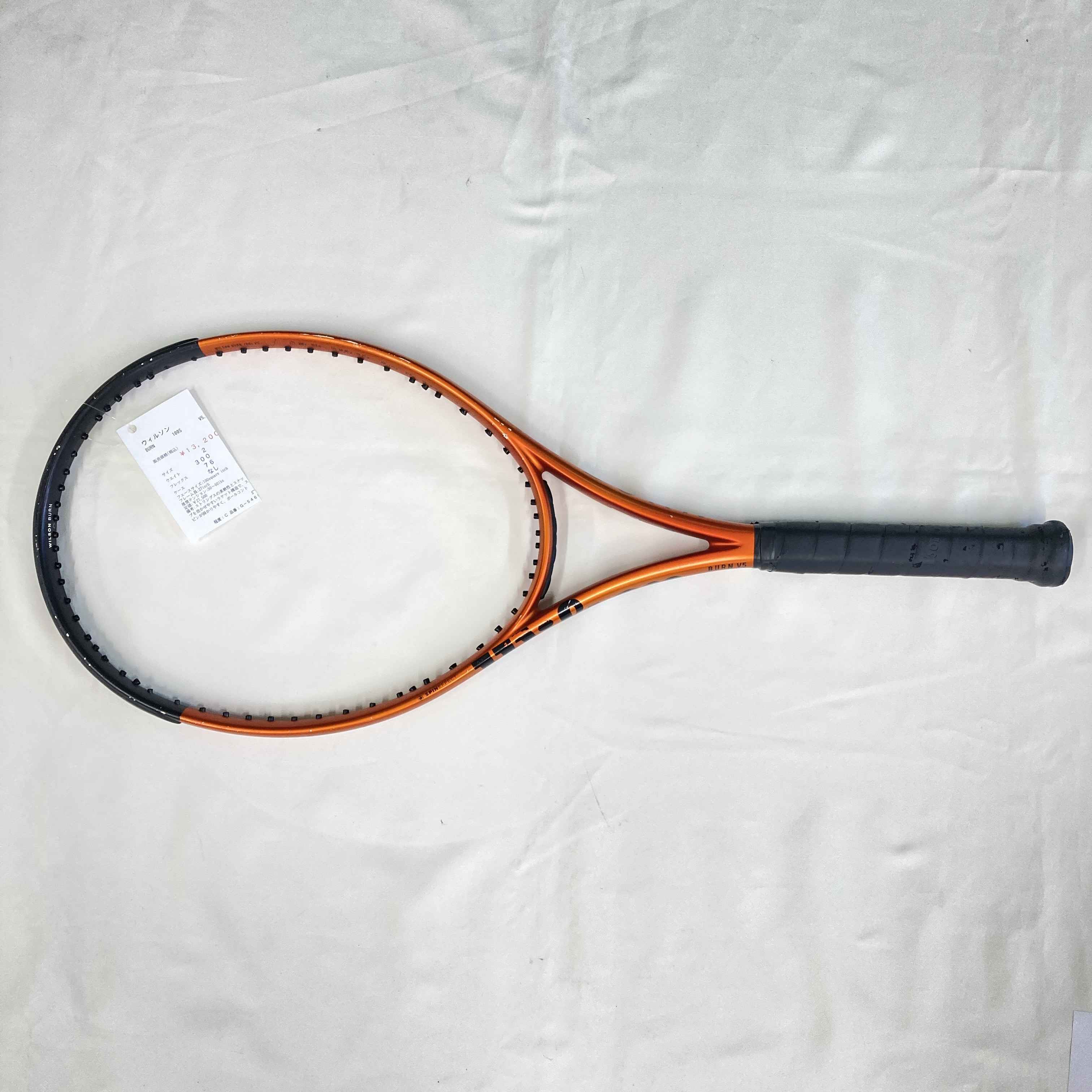 ストリングスの柔軟性とスナップを効かせやすいラケット構造で、スピンが掛かりやすく、ボールコントロールに長けた操作性。相手に対してバウンド後に伸びるボールを打つことが出来る、ベースライナーにおすすめ。【商品名】 BURN 100S V5.0【...