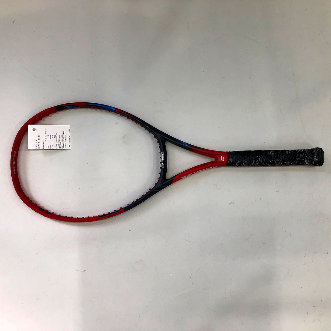新フレーム設計及び新グロメット素材を採用することでより弾道が上がりやすくなった新モデル。【商品名】 Vコア98　2023【メーカー】 ヨネックス【フェイスサイズ】 98平方インチ【フレーム長】 27インチ【推奨テンション】 45〜60lbs...