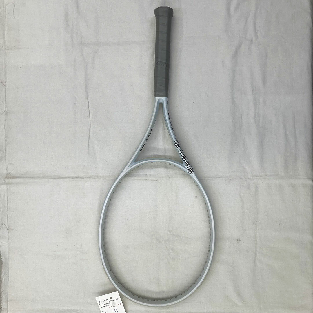 Wilsonテニスの新シリーズ『W LABS SHIFT』 ウイルソンが創造する、テニス新時代へのシフト。 本製品発売前に全世界へ向けてのテスト販売されたモデル。 ・「スタンダードな純しなり」と「規格外の縦しなり」の融合によってパワーとスピ...