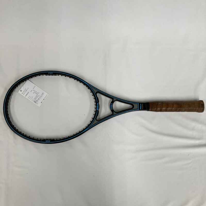 独特の形状のスロートで人気のラケット。スティング2は「PWS」有り。【商品名】 スティング2ミッド【メーカー】 ウィルソン【フレーム長】 27インチ【グリップサイズ】 4【重量（実測値）】 343g【フレックス（実測値）】 60【程度】 C...