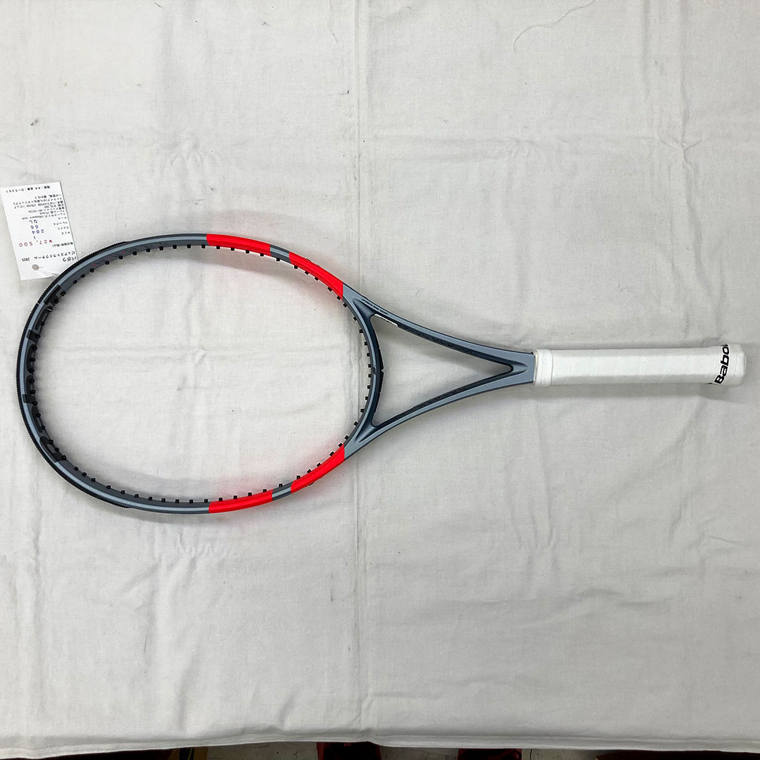 バボラのPURE STRIKE (ピュア ストライク)から新色メタリックグレーが登場。確かなコントロールを武器に、攻撃的なプレーで戦いたいプレーヤーのニーズに応えます。高精度なコントロールを実現するテクノロジーが進化を重ね、安定した正確さで...