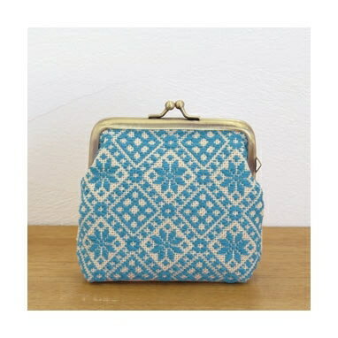 商品情報 出来上がり寸法 約縦11.5cm×横13cm×マチ3cm内容 <キット内容>オリムパスこぎん糸オリムパスNo.1100布 コングレス(ベージュ)裏布口金 角型紙ひもこぎん針図案付説明書<打込目数>18カウン...