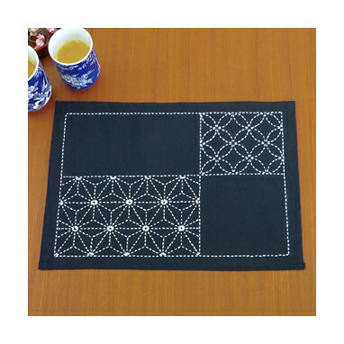 商品情報出来上がり寸法約縦24cm×横34cm内容<キット内容>No.4500刺し子布〈107〉紺（綿100％）刺し子糸（細）〈800〉白（綿100％）刺し子針、指ぬき、作り方説明書<備考>図案は布にプリント済仕立て...