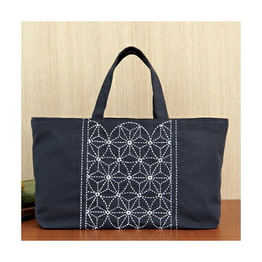 商品情報 出来上がり寸法 約縦22cm×横42cm×まち10cm 内容 <キット内容>No.4500刺し子布〈107〉紺（綿100％）刺し子糸（細）〈800〉白（綿100％）刺し子針、指ぬき、作り方説明書<備考>図案...