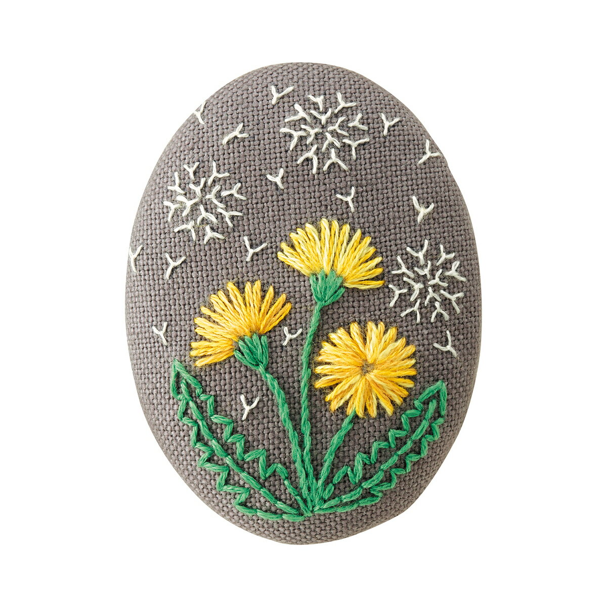 商品情報 サイズ 約縦5.5cmx横4cm内容 <キット内容>25番ししゅう糸(綿100%)刺しゅう布No.6500布エミークロスブローチピンフランスししゅう針作り方説明書裏布くるみ板厚紙<備考>図案は布にプリント済...