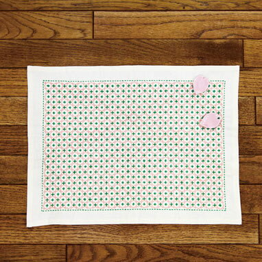 商品情報出来上がり寸法約縦33cm×横43cm内容<キット内容>・No.4500刺し子布（綿100％）・刺し子糸（綿100％）・刺し子針・指ぬき・作り方説明書<備考>仕立て済み図案は布にプリント済み。この商品は オリ...