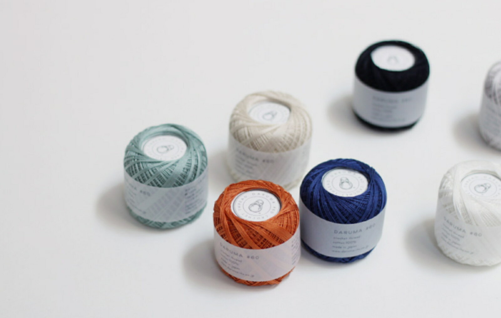 商品情報品質表示綿100%質量10g(約125m)使用針レース針8〜10この商品は DARUMA(ダルマ)横田　レース糸　#60　10g(約125m)　綿100%　|　60番 ポイント 小さなアクセサリー作りにおすすめのレース糸。＃40レー...