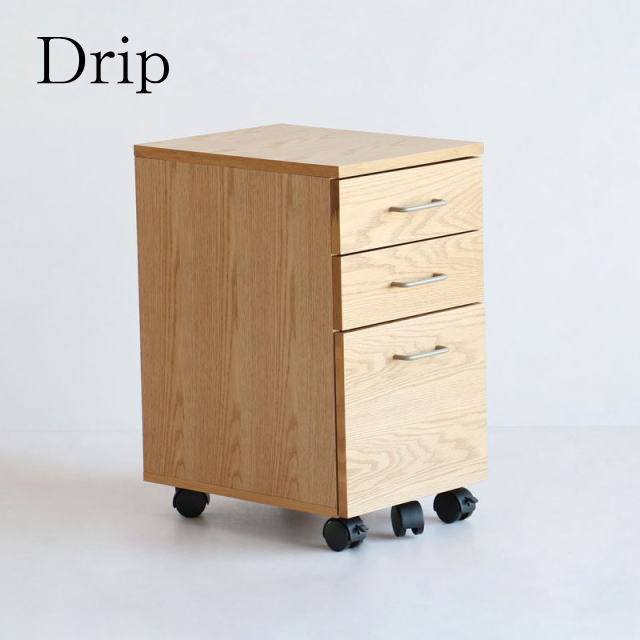 drip Desk Chest DRK-3458NAの解説 働く場所を選ばない、どこにでも優しくなじむオフィス家具シリーズ「drip（ドリップ）」 別売りのdrip Deskと合わせることができる、デスクチェストです。キャスターと取っ手を取...