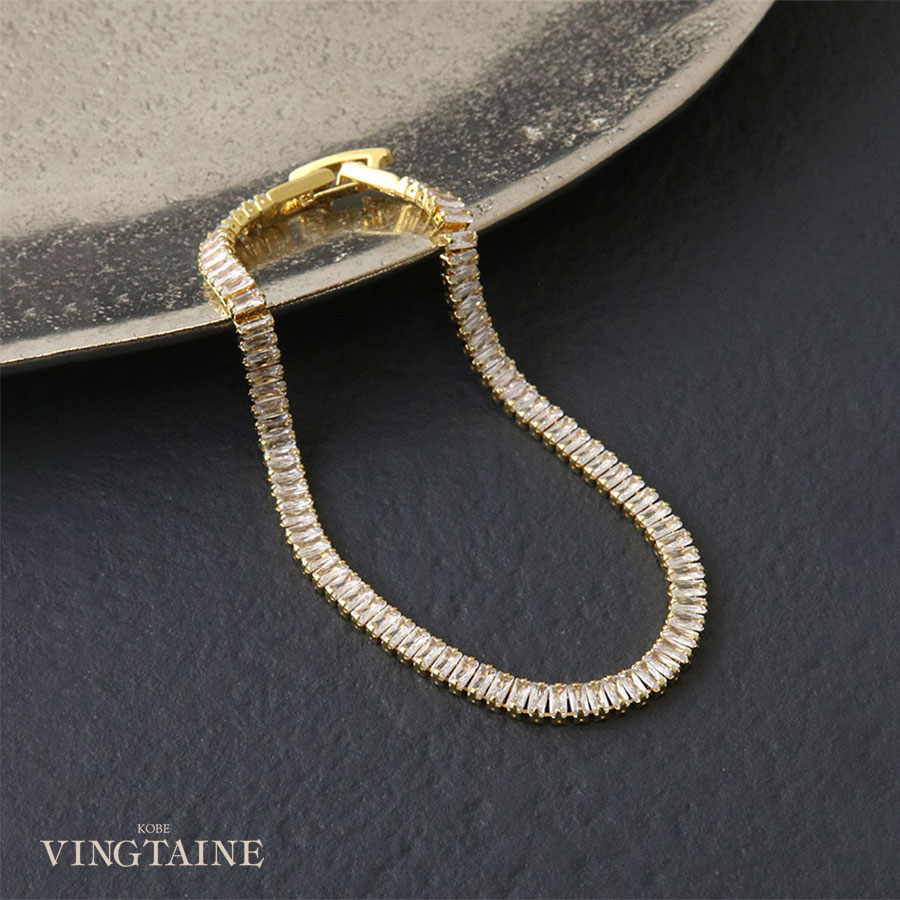 モデル着用リング/人差し指：商品番号R-189中指：商品番号R-190 モデル着用リング/人差し指：商品番号R-191 商品説明繊細に連なるキュービックジルコニアが手元を美しく引き立てる、上品なブレスレット。すっきりとしたシルエットで、さり...