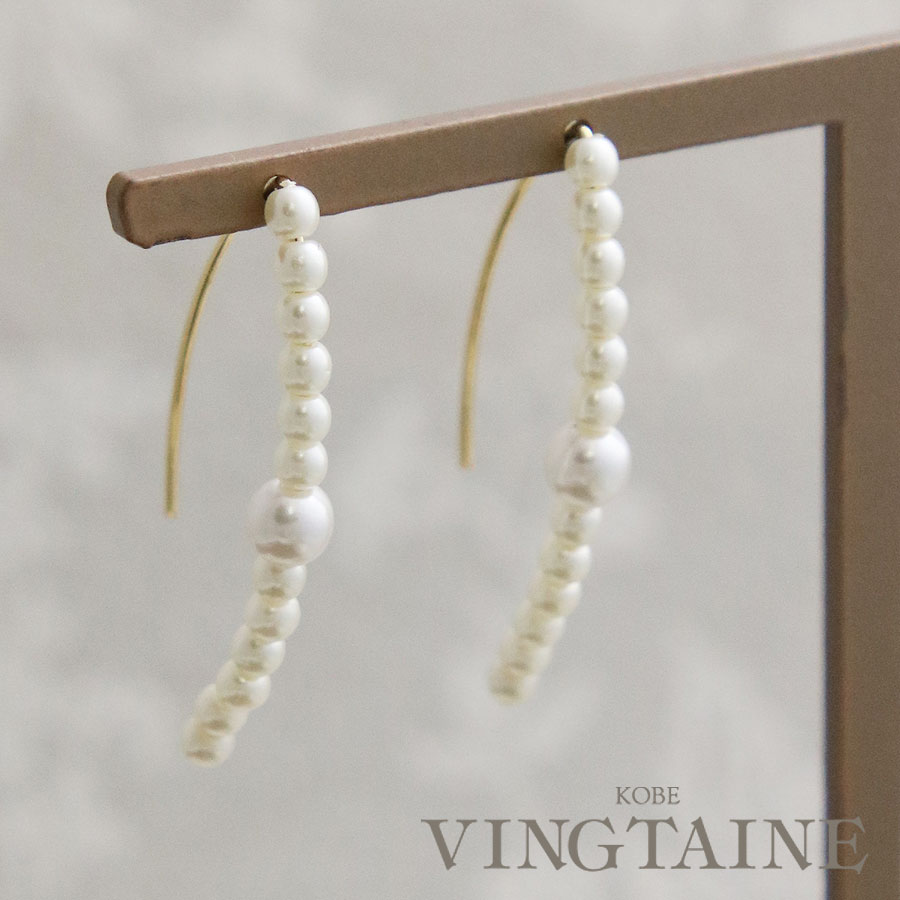 商品説明流れるような緩やかなカーブが印象的なフックピアス。連なるパールが女性らしく、気品漂う横顔を演出してくれます。デニム＆シャツのようなカジュアルなスタイルに合わせても、フォーマルな場面でも活躍してくれる逸品。シンプルだから幅広いシーンに...