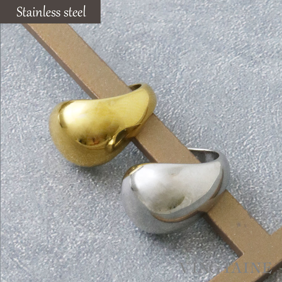 着用ネックレス：商品番号TC125 商品説明滑らかな曲線が耳元に上品な存在感を添える、ステンレス素材のしずくフォルムイヤーカフ。丸みのある立体デザインが光を柔らかく反射し、シンプルなのに印象的な大人のアクセントに。金属アレルギーに強いステン...