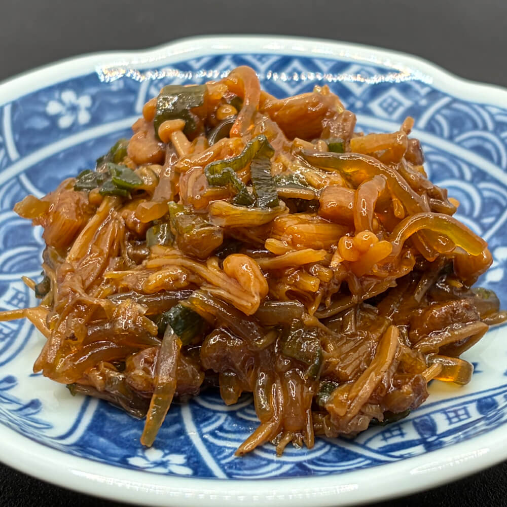 　飛騨牛を使った、ごはんのお供の決定版です！ 蓋を開けた瞬間、甘辛いすき焼きの香りがふわっと広がります。 じっくり炊き上げた飛騨牛と、とろっとしたなめ茸が絡み合って、白いごはんにのせた瞬間から食欲全開。 「もう一膳」とごはんが進むのはもちろ...