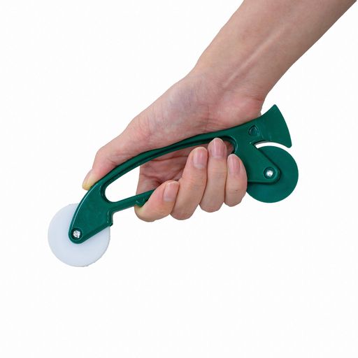 網戸張替の必需品。網戸張替専用の道具です。厚さの異なる2つのローラーで、枠の溝の太さにかかわらずすべての網戸に対応可能です。枠の角部分や、あとから部分的に押し込みたい時には本体のヘラ部分や突起部分を使うと便利です。ローラーは使い捨てではあり...