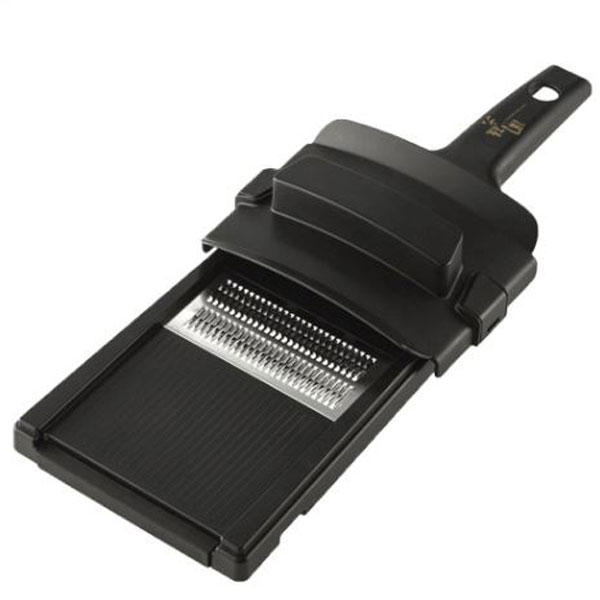 商品内容販売元：貝印株式会社原産国：日本サイズ:415×183×60mm 重量:310g 材質：本体、安全ガード・ABS樹脂/刃・18-8ステンレススチール/滑り止め・エラストマー樹脂 ここに注目・切れ味よく、押し引き両方スピーディーに千切...
