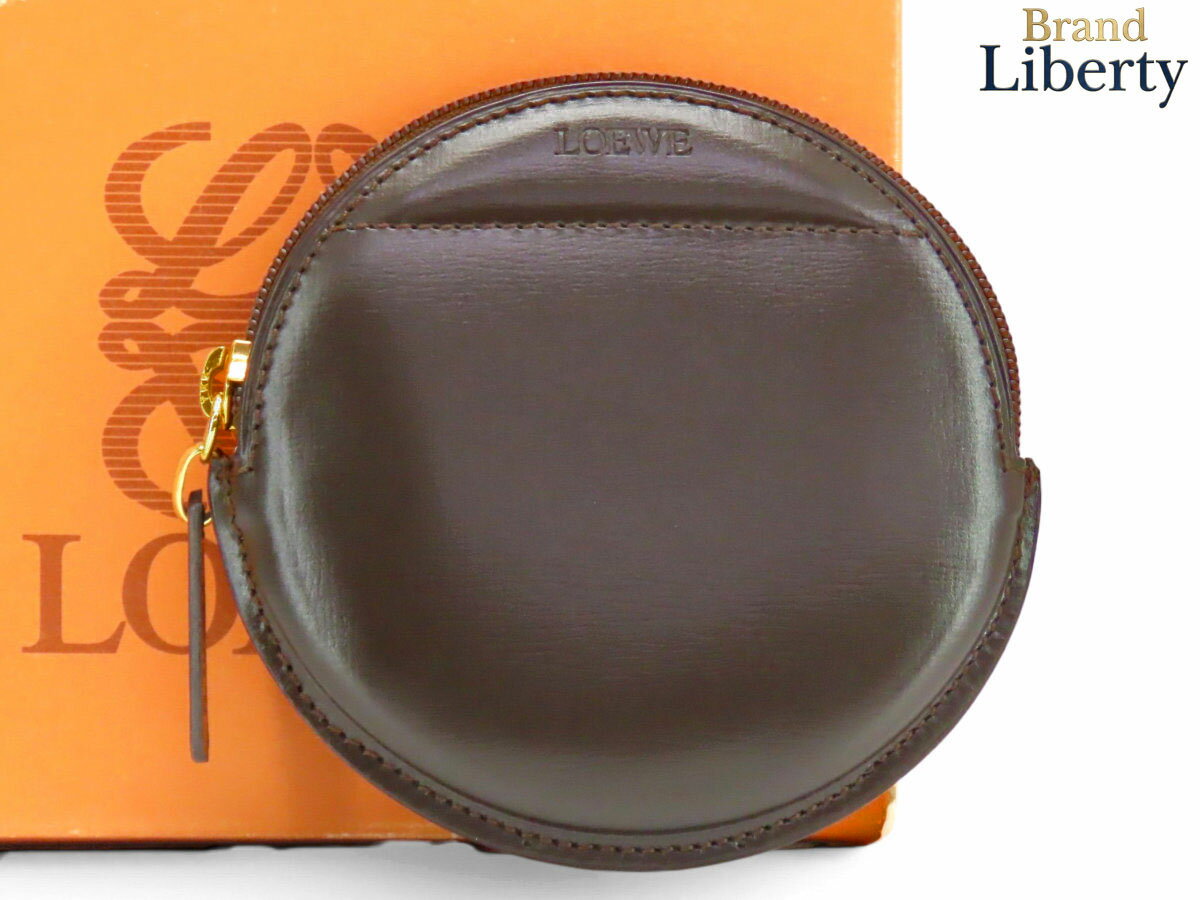 ● ブランドロエベ　LOEWE ● 商品名ロゴ　ヴィンテージ　丸型　コインケース　小銭入れ　コンパクト財布 ● サイズW：9cm　H：9cm　D：1cm ● カラーダークブラウン ● 素材レザー ● 製造国スペイン ● 付属品箱(スレあり)...