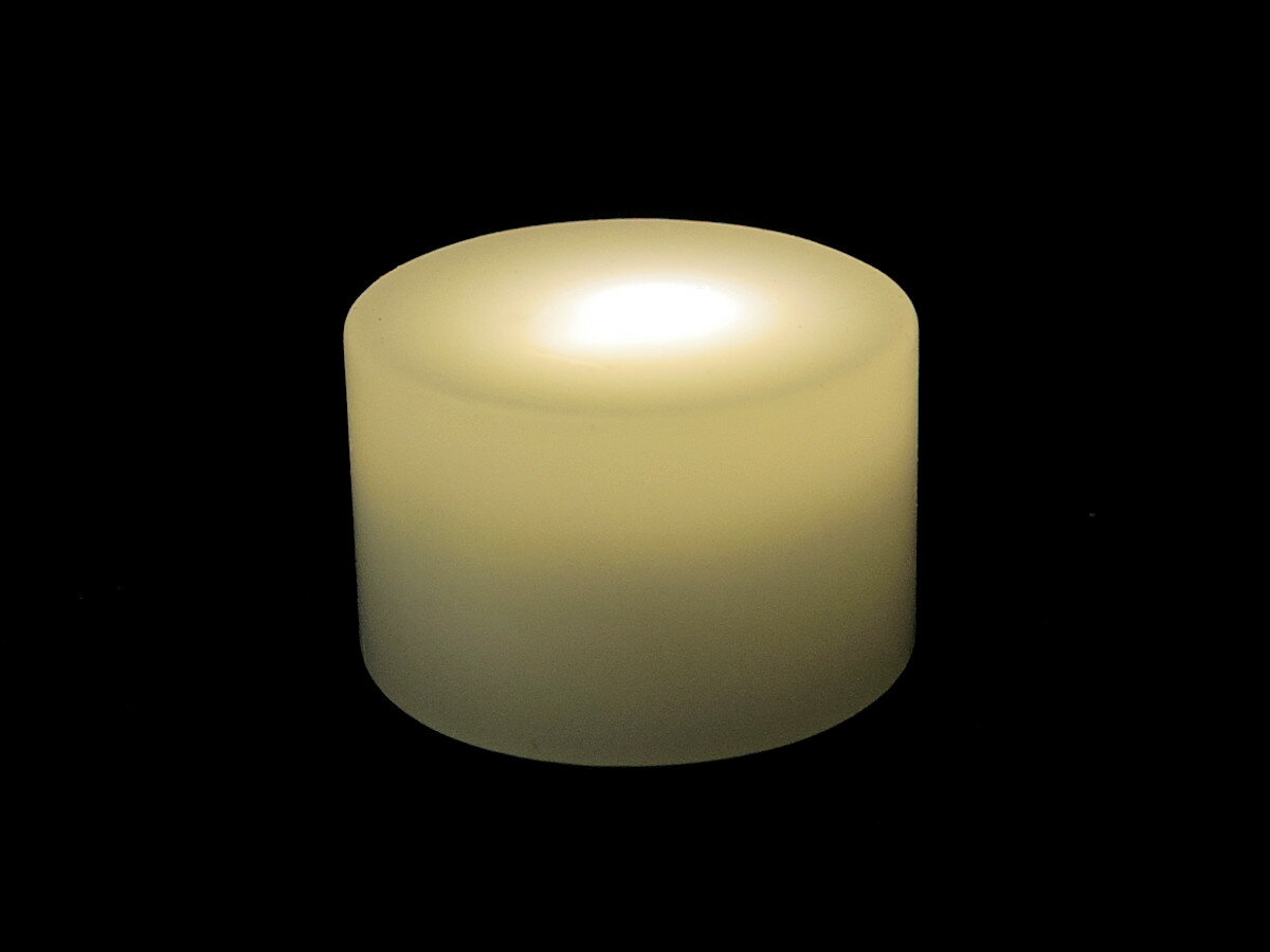 ひっくり返すと点灯し、もう一度ひっくり返すと消灯する充電式のLEDキャンドルです。 本体は本物のロウでできているので質感は従来のローソクそのもの。 その灯りも、ローソクに灯った火を再現した揺らぎがあるような点灯をします。 ◆サイズ◆ 　ロー...