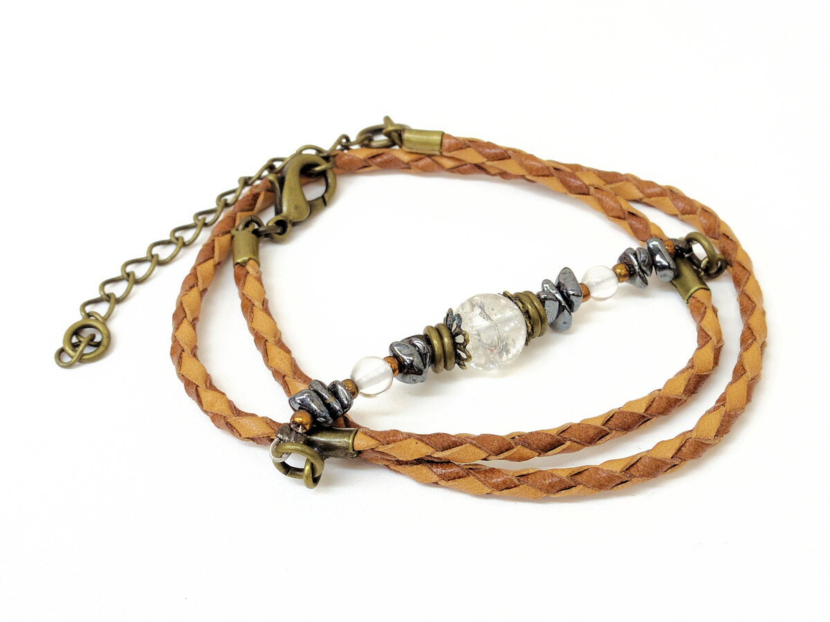 クリスタル丸玉とヘマタイトチップのブレスレットです。 8mm玉のクリスタルは内部にクラックの入ったクラッシュ水晶となっています。 二重にして金具で留めるタイプのブレスレットです。 レザーなのでコーディネートに合わせやすく、オシャレです。 ■...