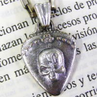 ■Gaudi/ガウディジュエリー【ペンダント、ネックレス】 └【タイプ】真鍮使用、 サグラダ・ファミリア、エンブレム、薔薇ローズ、王冠クラウン、マリア【素材:真鍮+メッキ、カラー樹脂】 ［要確認］メーカー取寄せ時2-4日/メーカー欠品の場合...