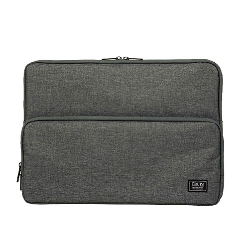 ノートPCと付属品を一緒に持ち運べるクッションケース ・上質でカジュアル感のあるファブリック素材。 ・クッション材がノートPCをしっかり保護します。 ●本体寸法/重量 : W360×D45×H265mm/約270g ●収納サイズ : W35...