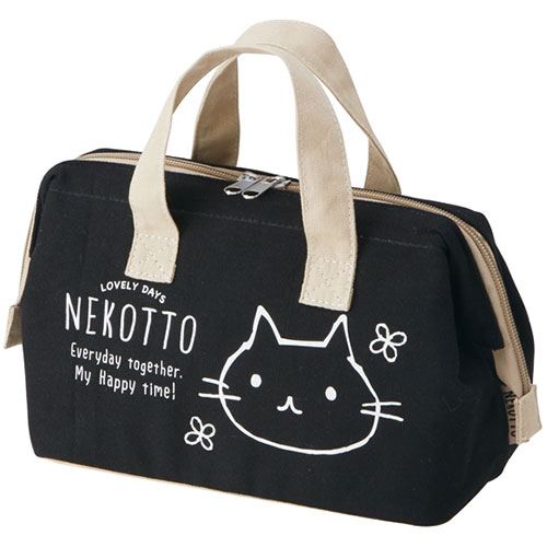 ねこっと 帆布地保冷がまぐち型ランチバッグ ○開口部ががま口型の保冷ランチバッグ。 ○開け口が広くて、2段タイプのお弁当箱でも出し入れがスムーズ。 ○保冷剤などが入るメッシュポケット付き。 ○内側はアルミ蒸着素材。 ○開閉はWファスナー式。...