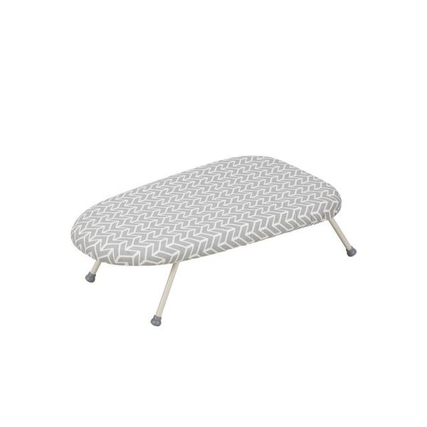 メーカー：CB JAPANJAN：4573306865131型番：CI-04■商品説明■●裏側にはフックが付いており、クローゼットに衣類と一緒に収納出来ます。さらにフックは回転するので、吊るしたアイロン台に衣類を掛ければ好きな方向からスチー...