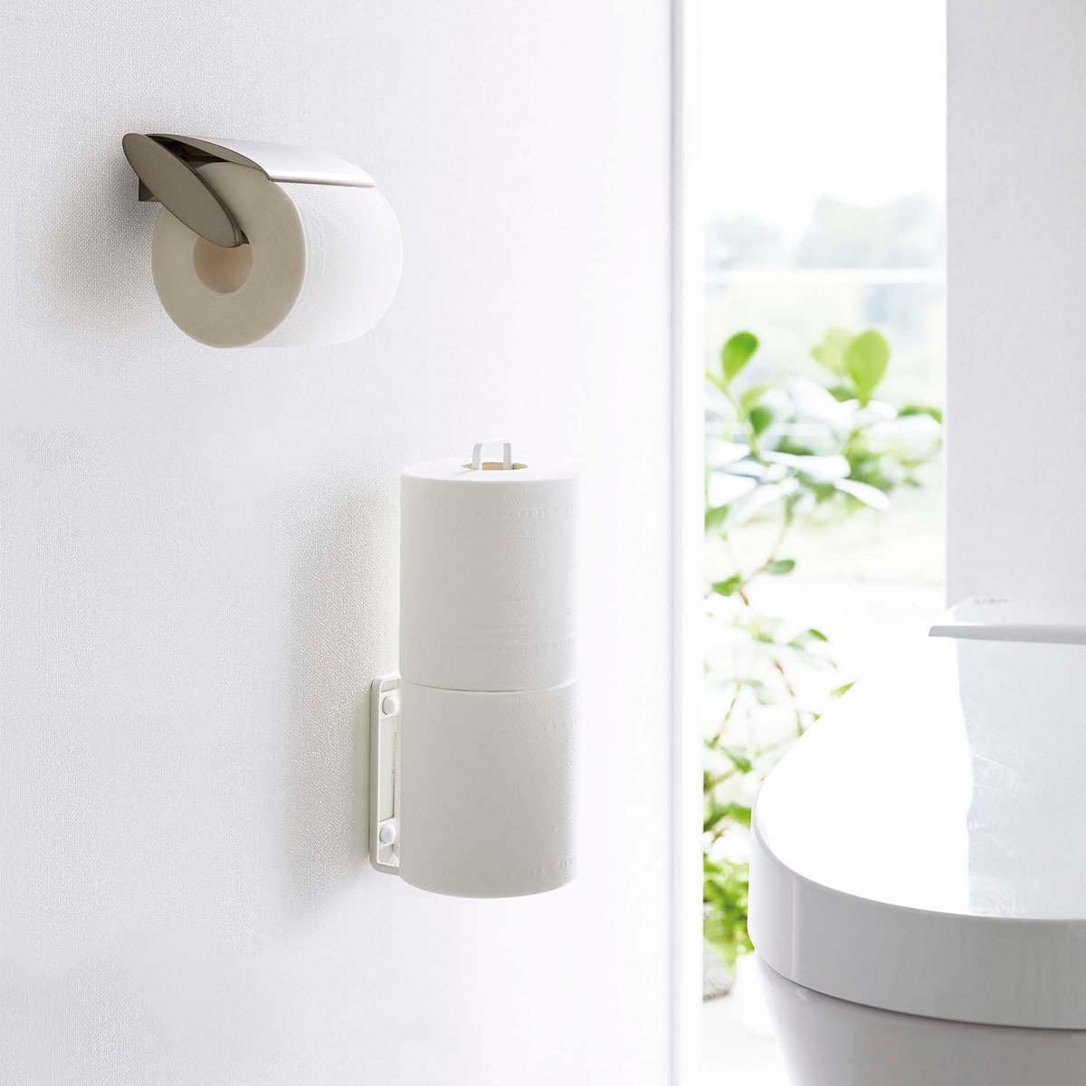 石こうボードピンで壁に浮かせて設置！ 石こうボードピンで壁に浮かせて設置できるトイレットペーパーホルダーです。トイレットペーパーを差し込むだけの簡単収納で、トイレットペーパーを2個、浮かせて収納できます。壁の穴が目立たない石こうボードピンで...