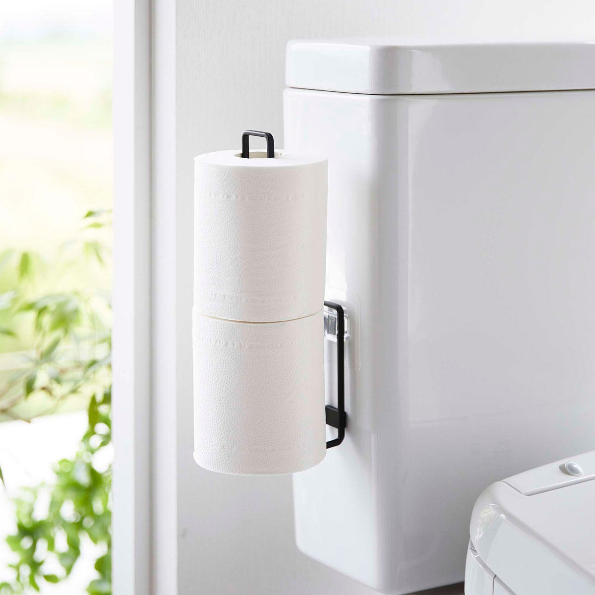 トイレスペースの有効活用に！ フィルムフックでトイレタンクやタイルに、浮かせて設置できるトイレットペーパーホルダーです。フィルムフックに差し込むだけの簡単設置。トイレタンク横のデッドスペースを有効活用。トイレットペーパーを差し込むだけの簡単...