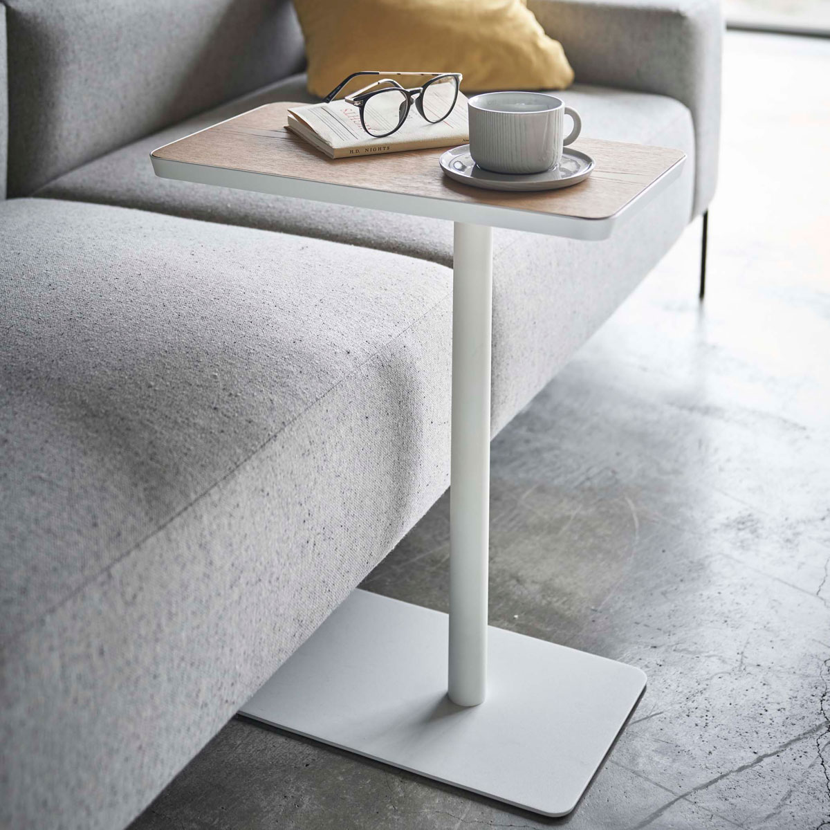 隙間を活用！便利な差し込みサイドテーブル 狭い隙間に差し込んで便利に使えるサイドテーブル、TOWER 差し込みサイドテーブル。テーブル下が開いているので、ゴミ箱も置けます。薄い鉄板の台座が狭い隙間にスッキリ差し込めます。 手元を快適に！スタ...