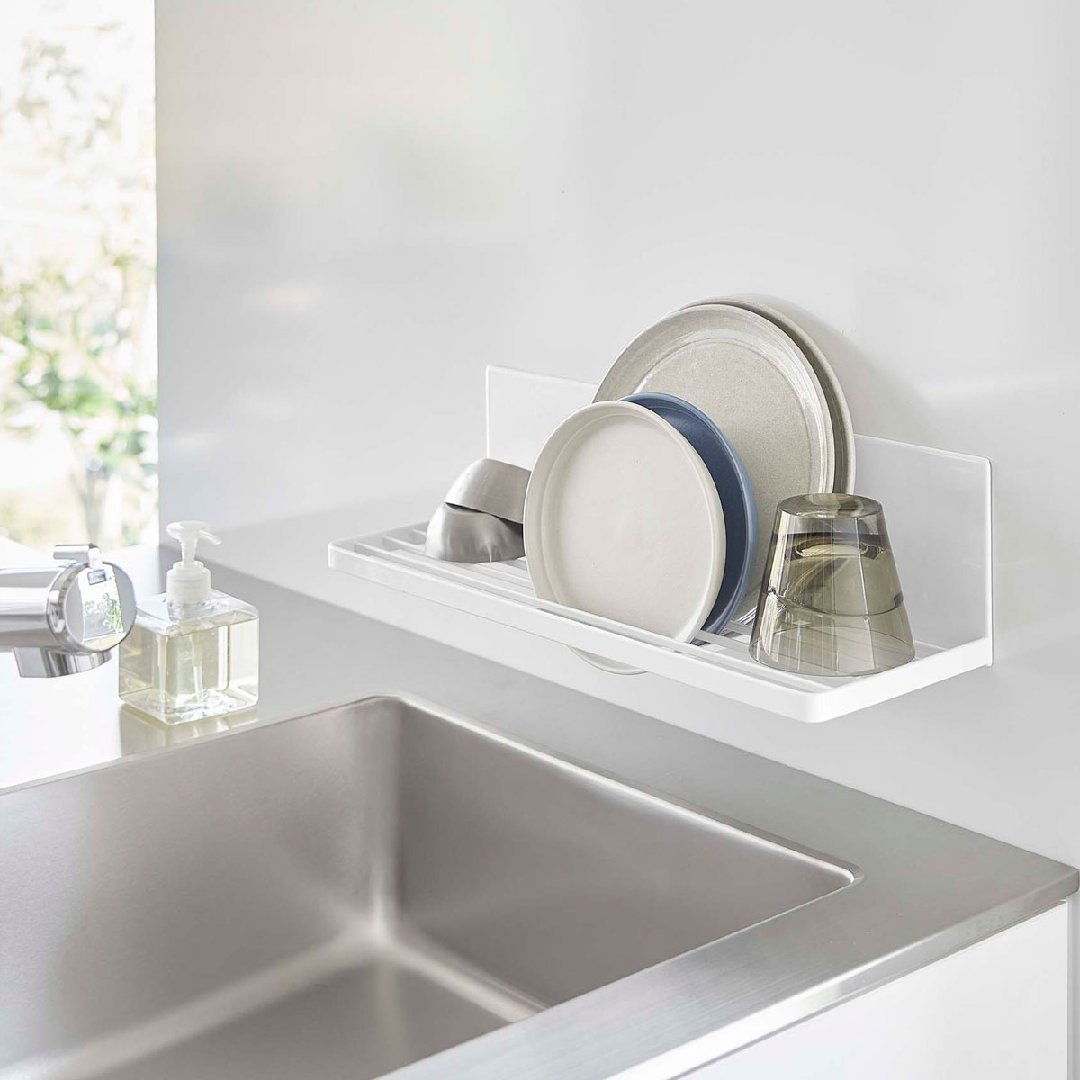清潔で便利な設計の水切りラック！ 狭いキッチンでも、シンク上のスペースを有効活用できる水切りラックです。強力なマグネットで、キッチンパネルに簡単に取り付けられます。お皿やボトルの乾燥スペースのほか、盛り付けたお皿の一時置きスペースにも便利で...