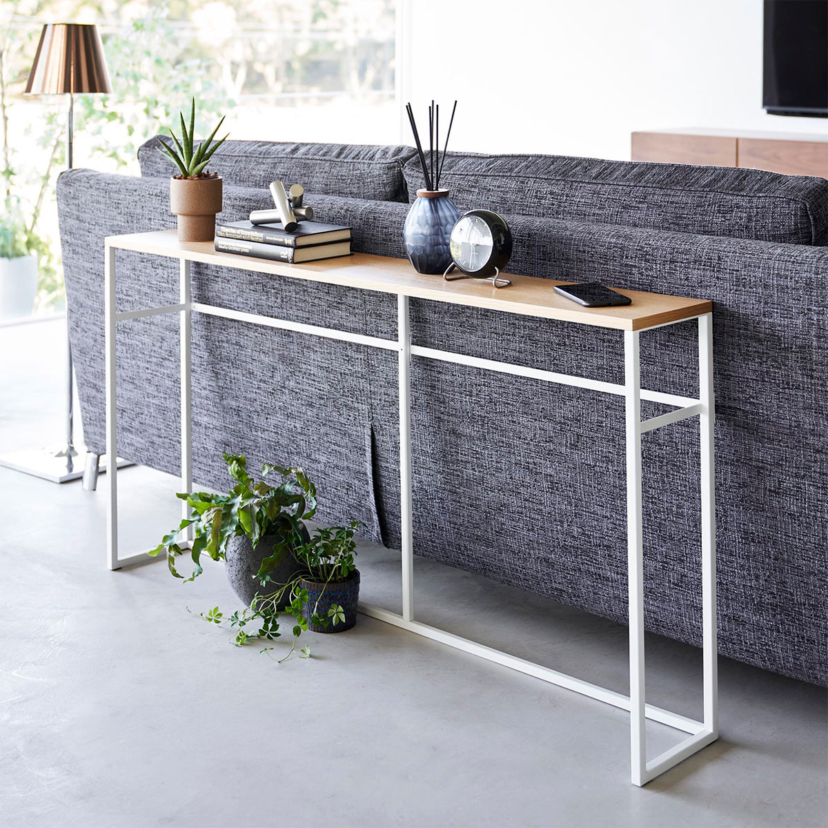 デッドスペースを魅力的なスペースに！ tower ソファー裏コンソールテーブルは、デッドスペースを有効活用するスタイリッシュなテーブルです。ソファー裏に飾り棚やちょい置きスペースとして追加でき、小物を掛けられるフックが便利。リビングとダイニ...