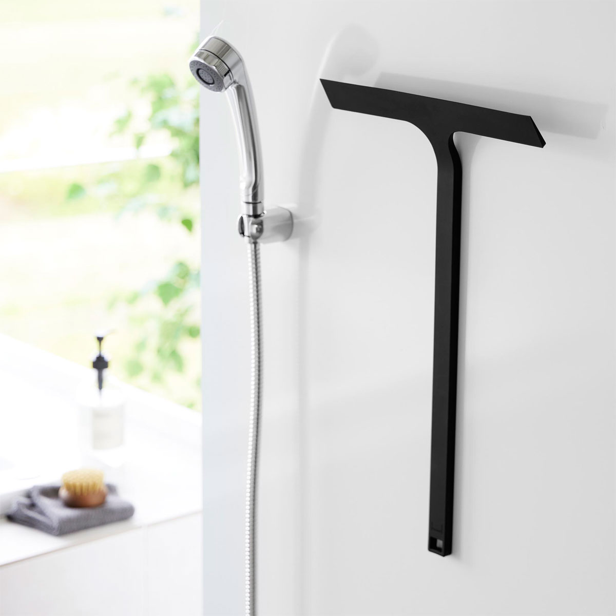 浴室の新常識！水切りワイパー ロングは便利！ 浴室の壁にマグネットで浮かせて収納可能なtowerのマグネット水切りワイパー ロングは、衛生的な収納と持ち手の長さが天井近くまで届き、水切りがラクラク。シリコーン製でカビや水垢から浴室の壁や鏡を...