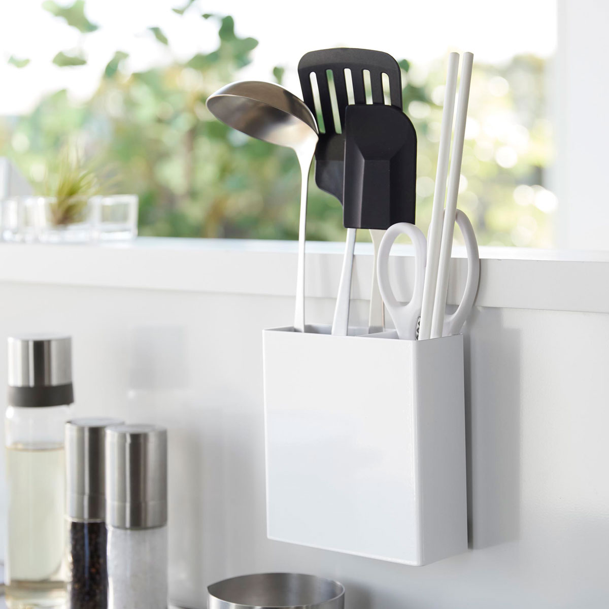 調理道具をきれいに整理整頓！ フィルムフックでお好みの位置に簡単に取り付けできるキッチンツールホルダーです。底面はシリコーンマット付きで、取り外してサッと洗えます。仕切り付きで調理道具をきれいに整頓できます。 お好みの位置に簡単取り付け！ ...