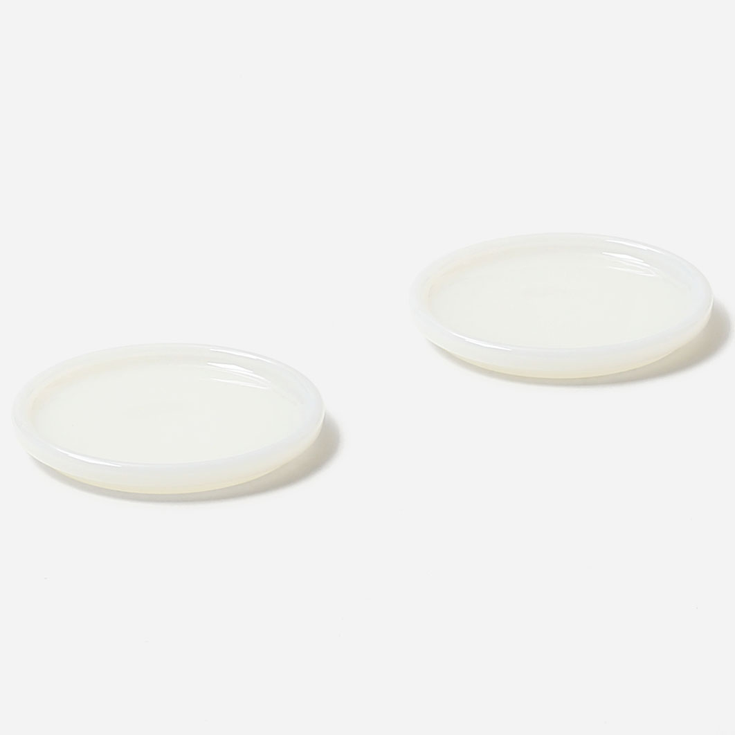 ハンドメイドで作られたミルクガラス！ ideacoより、ヴィンテージな風合いのミルクガラス食器は、スタッキング仕様のテーブルウェアシリーズです。レトロな雰囲気があり、光を通すと少し透けるような色味は、陶器とも透明のガラス食器ともまた違う雰囲...