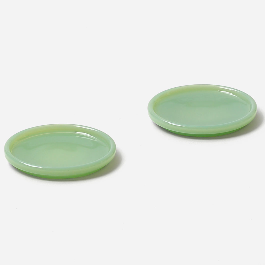 ハンドメイドで作られたミルクガラス！ ideacoより、ヴィンテージな風合いのミルクガラス食器は、スタッキング仕様のテーブルウェアシリーズです。レトロな雰囲気があり、光を通すと少し透けるような色味は、陶器とも透明のガラス食器ともまた違う雰囲...