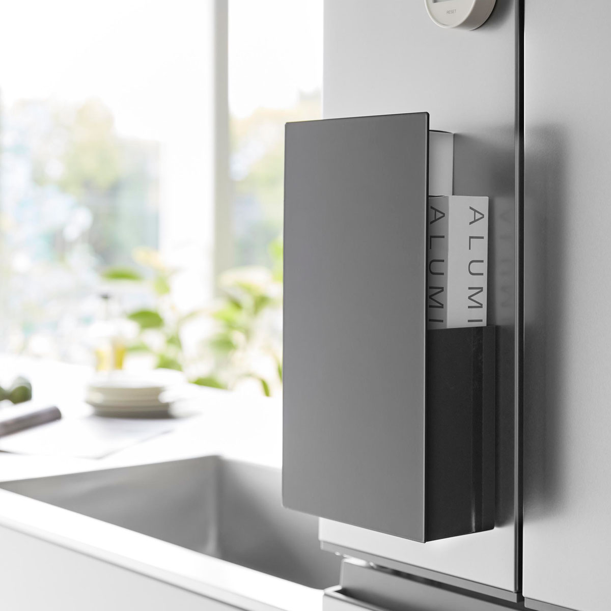 生活感を隠してスッキリ収納！ 生活感のあるラップやアルミホイルを隠して一括収納します。詰め替え不要で、そのまま入れるだけの簡単出し入れ。付属のフックには、マスキングテープや小物を引っ掛けられます。 奥行があるので出し入れしやすい！ 目隠し板...