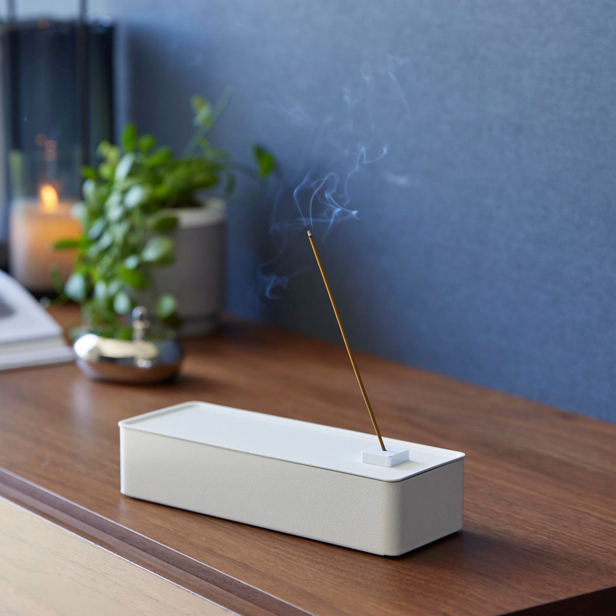 蓋の上でそのままお香を焚ける！ 蓋の上でそのままお香を焚けるスタイリッシュなお香収納ケースです。お香立ては、マグネットで蓋に取り付けて収納できます。また、蓋は本体に掛けておくことができます。 仕切り付きで香りや種類別に収納！ 収納トレーは仕...