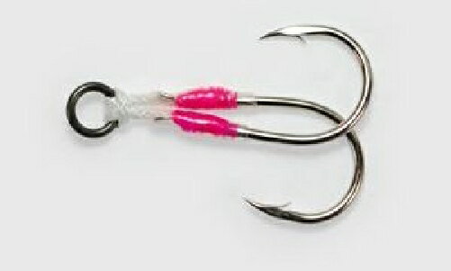 根掛かりし難いクロスタイプのWフック。フロント、リア両方での使用が可能。漁師に人気のピンクチモト。チモトに透明の保護チューブを採用。●ダブルフック　