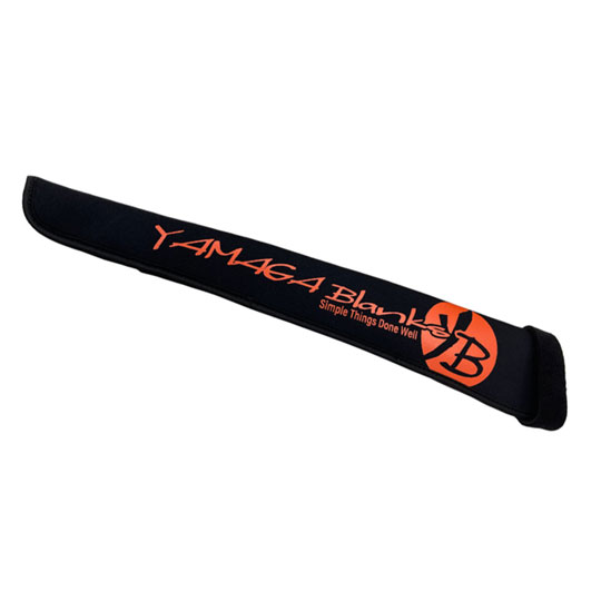 ヤマガブランクスティップカバー　Mサイズ◆全長：450mm ◆カラー：ブラック/オレンジロゴ ◆素材：ネオプレーン＆マジックテープ ◆入数：1本★繊細なロッドティップを保護し、固定する為のネオプレーン製のティップカバーです。 ブルースナイパ...