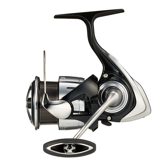 ダイワ23 レグザ&nbsp;LT3000S-CXH■ギア比：6.2■自重：230g★過酷なフィッシングシーンを想定し、開発されたタフリール「LEXA」 リールの心臓部であるドライブギアには、タフデジギアを搭載。 外核となるボディ素材は、高...