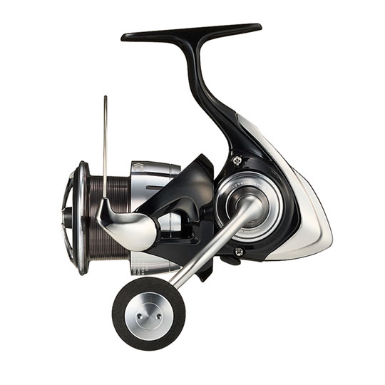 ダイワ23 レグザ&nbsp;LT4000-CXH■ギア比：6.2■自重：255g★過酷なフィッシングシーンを想定し、開発されたタフリール「LEXA」 リールの心臓部であるドライブギアには、タフデジギアを搭載。 外核となるボディ素材は、高強...