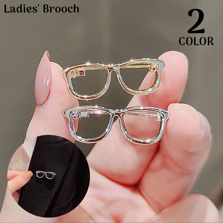 眼鏡モチーフのオシャレなデザイン♪小さめサイズのレディース用ピンブローチです。ちょっとしたプレゼントや母の日ギフトなどにもオススメのアイテム☆ 【サイズについて】画像をご参照ください。 【カラーについて】生産ロットにより柄の出方や色の濃淡が...