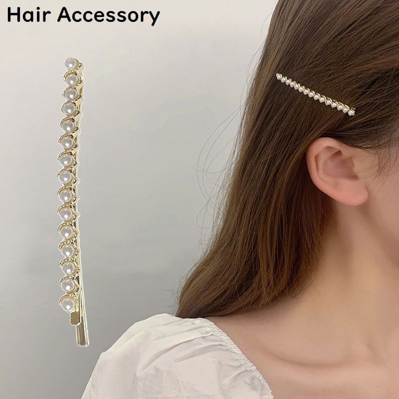 たっぷりビジューのきれいめデザイン♪レディース用のヘアアクセサリーです。普段使いからお出かけ・お呼ばれなどでも◎ちょっとしたプレゼント・母の日ギフト等にもオススメ☆ 【カラーについて】生産ロットにより柄の出方や色の濃淡が異なる場合がございま...