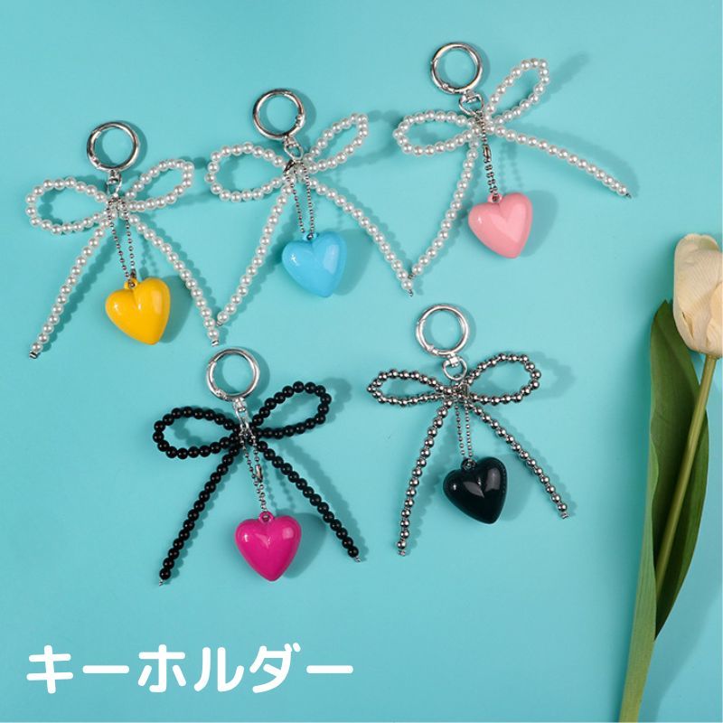 リボンとハートのモチーフがかわいいキーホルダーです。 【サイズについて】画像をご参照ください。 【カラーについて】生産ロットにより柄の出方や色の濃淡が異なる場合がございます。お使いのモニターや撮影時の光の加減などにより画像と実際の商品のカラ...